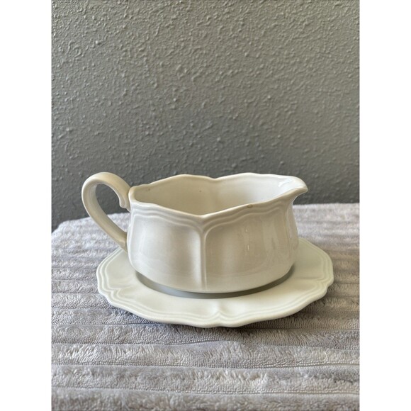Federalist Ironstone | Kitchen | Federalist Ironstone Ceramic Gravy ...